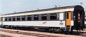 Roco - 1st Class Coach Era IV-V - SNCF Vu (Corail paint scheme) - 625-45381
