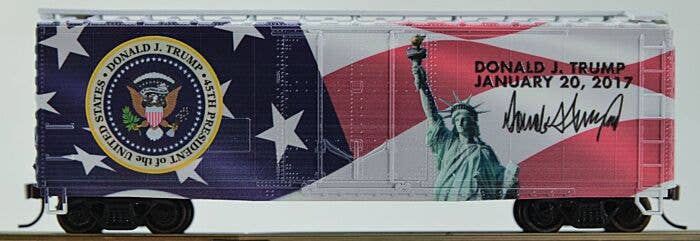 Con-Cor - 40' Plug-Door Boxcar w/Display Track - Ready to Run - Donald ...