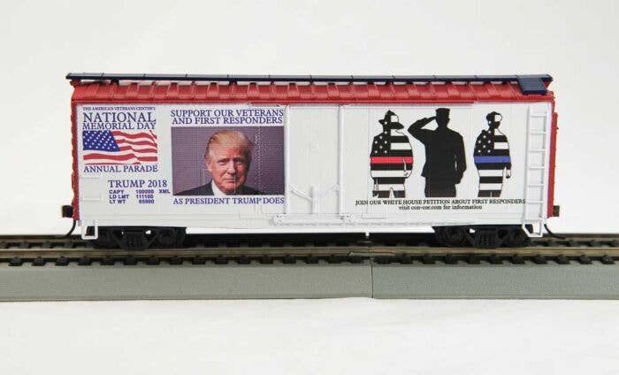 Con-Cor - 40' Plug-Door Boxcar with 9" Display Track - Ready to Run ...