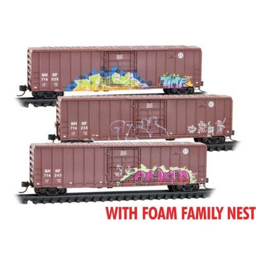 MicroTrain - 50' Rib-Side Plug-Door Boxcar No Roofwalk 3-Pack, Foam Nest - Ready to Run - BNSF ...