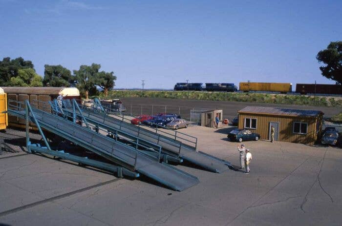 Walthers - Automobile Transloading Terminal - Kit - 933-4144
