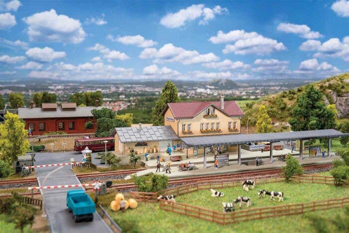 Faller - Dennenberg Railway Station Set - Kit - Depot, Platform, Manned ...