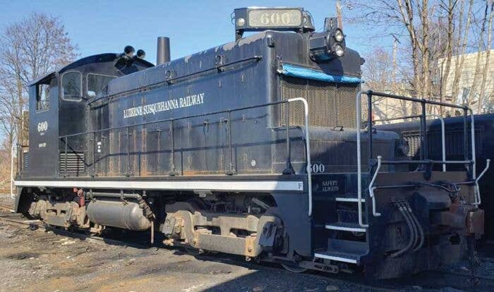 Bowser - EMD SW1 Phase III - ESU LokSound 5 Nano Sound and DCC ...