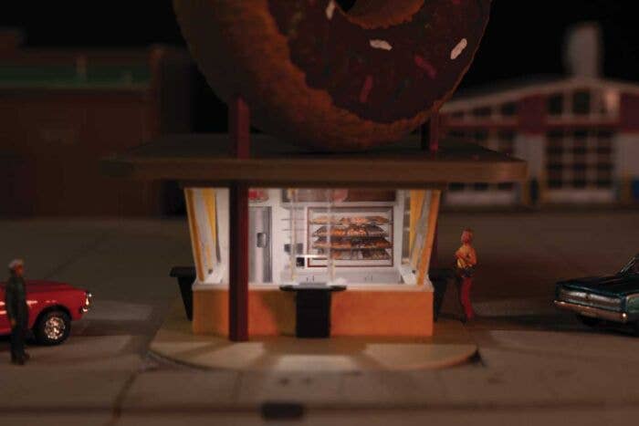 Walthers - Hole-In-One Donut Shop with Spaces(TM) Interior - Structure ...