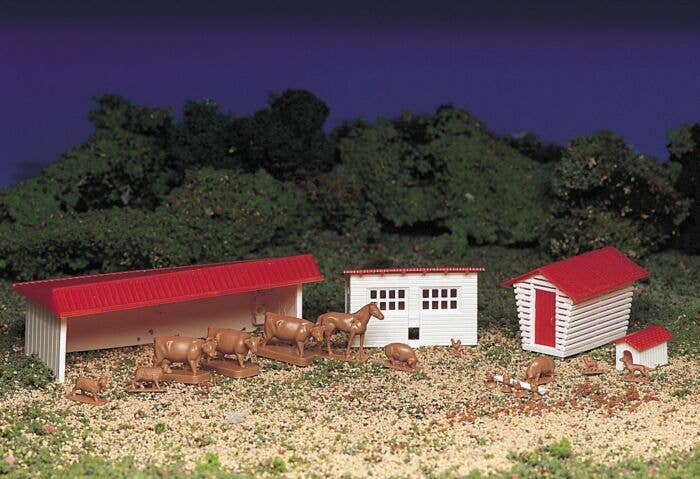 Bachmann - Plasticville Classic Kit - Farm Buildings w/Animals - 160-45152