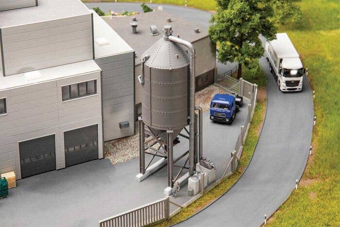 Faller - Silo (Surge Bin) - Kit - 3-5/16 x 2-1/4 x 3-13/16" 8.4 x 5.8 x ...