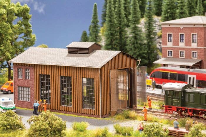 Noch - Small Engine Shed w/Gate - 528-66201