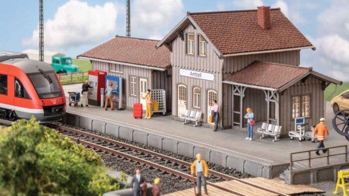 Noch - Train Station/Platform Figures & Details - 5 Figures, 4 Mixed ...